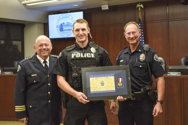 Battle Ground officer presented with Life Saving Award ...