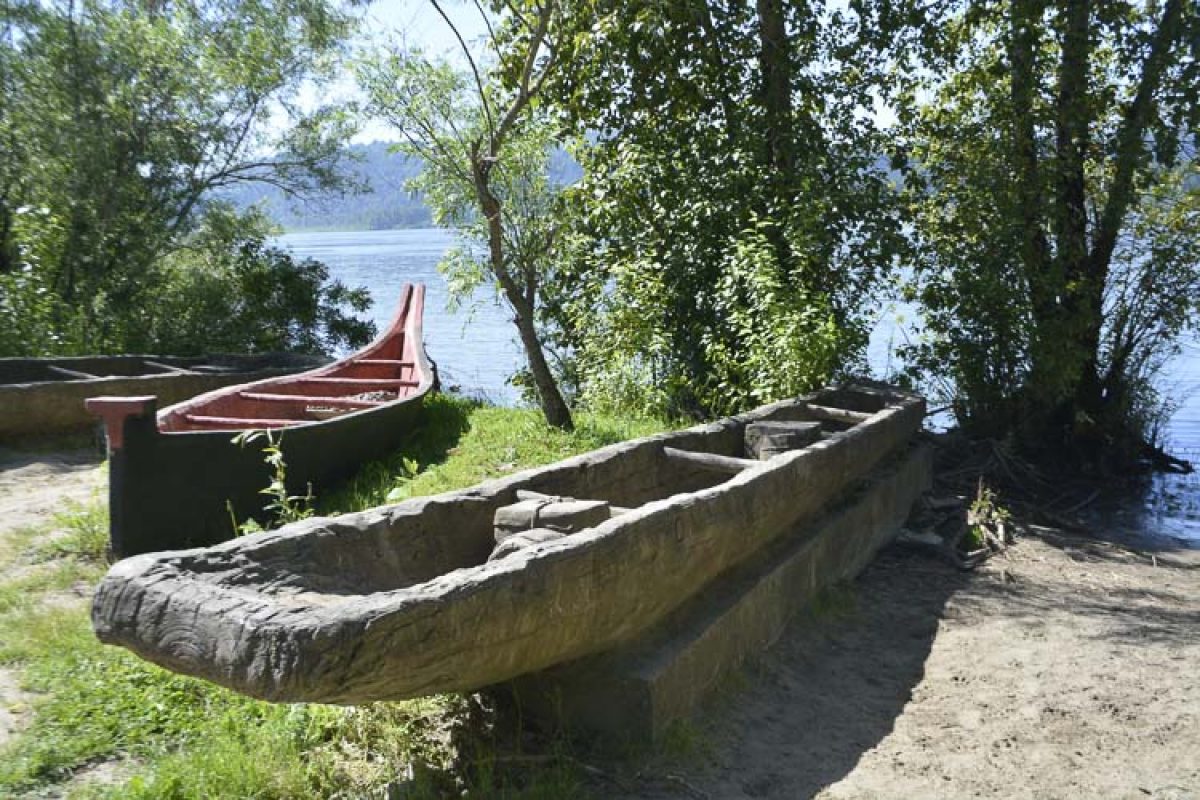 Oars, sails, and rudders powered early Columbia River vessels ...